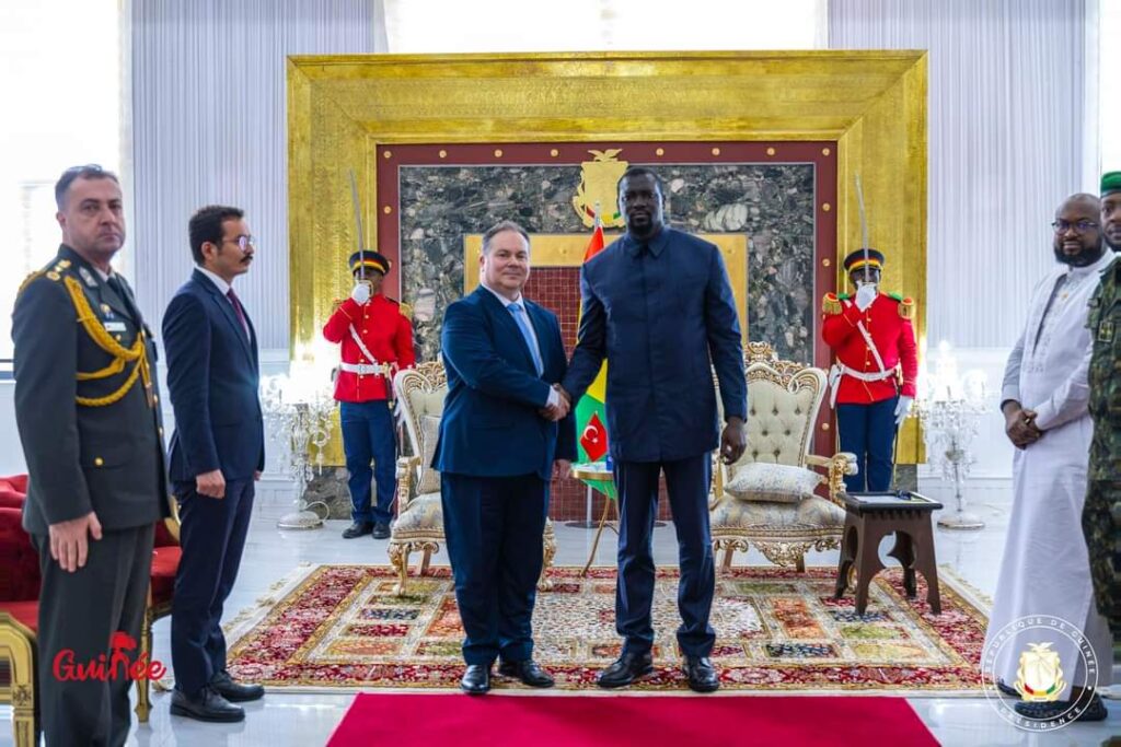 Six(6) nouveaux ambassadeurs présentent leurs lettres de créance au ...